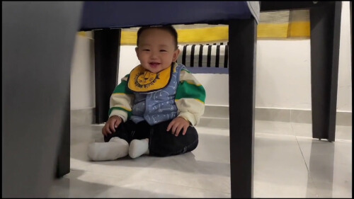 9个月宝宝有事没事就喜欢往桌洞里钻,还让妈妈跟他玩捉迷藏