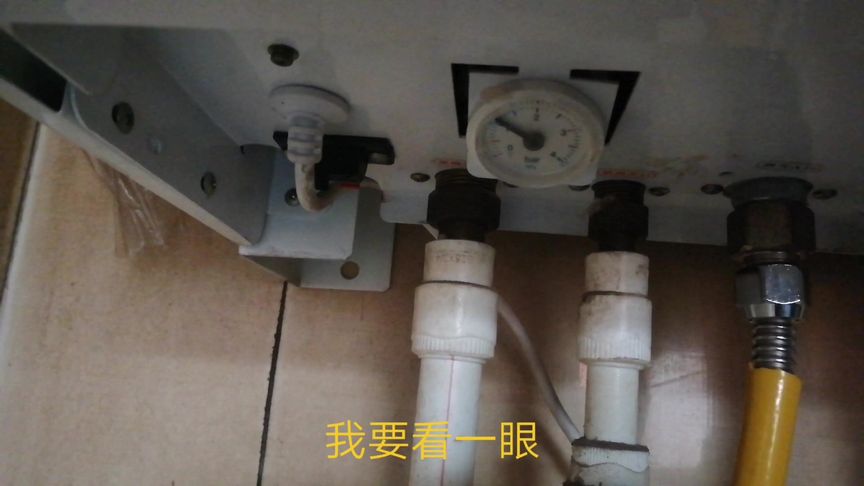 暖气管漏水,农村小涛修了半天没修上,最后竟然用胶水给粘上了