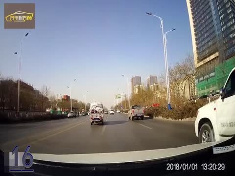 开车玩手机,导致追尾车祸,看完这些交通事故.