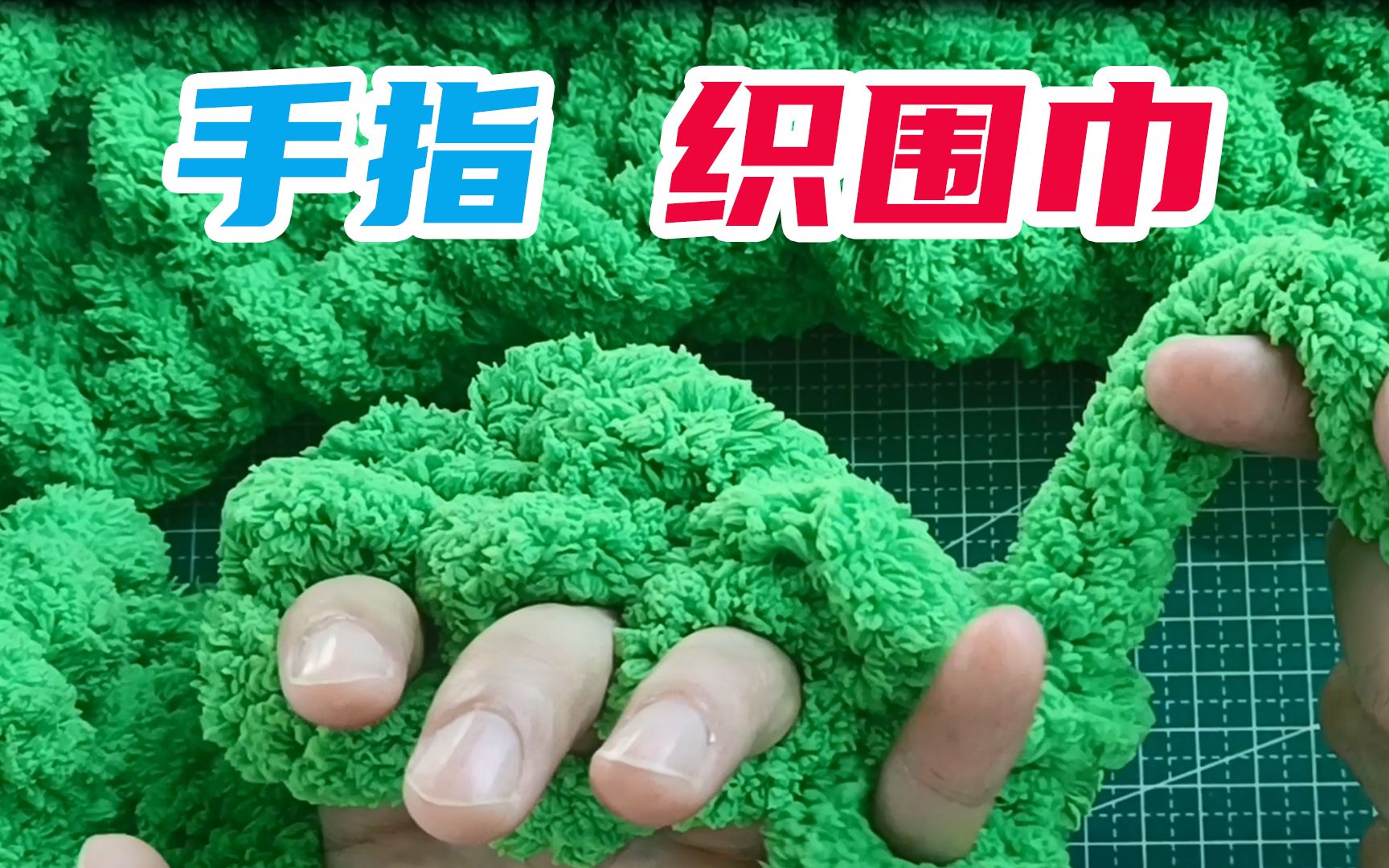 小伙挑战手指织围巾,据说五分钟就能织一条围巾,是真的吗?