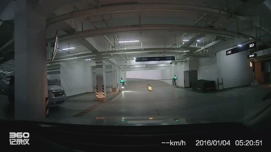 看新手女司机开手动档的车是如何出地库出口的