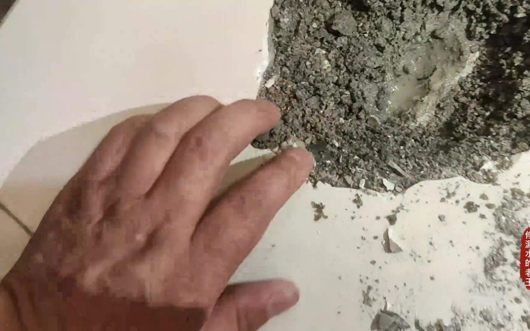 水管轻微渗水,也可以精准定位漏水点,敲开巴掌大点就找到漏水点