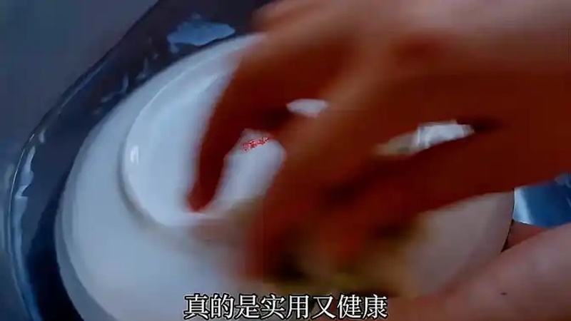 橘皮放进矿泉水瓶里,作用竟然这么厉害,1年省下好多钱,真实用