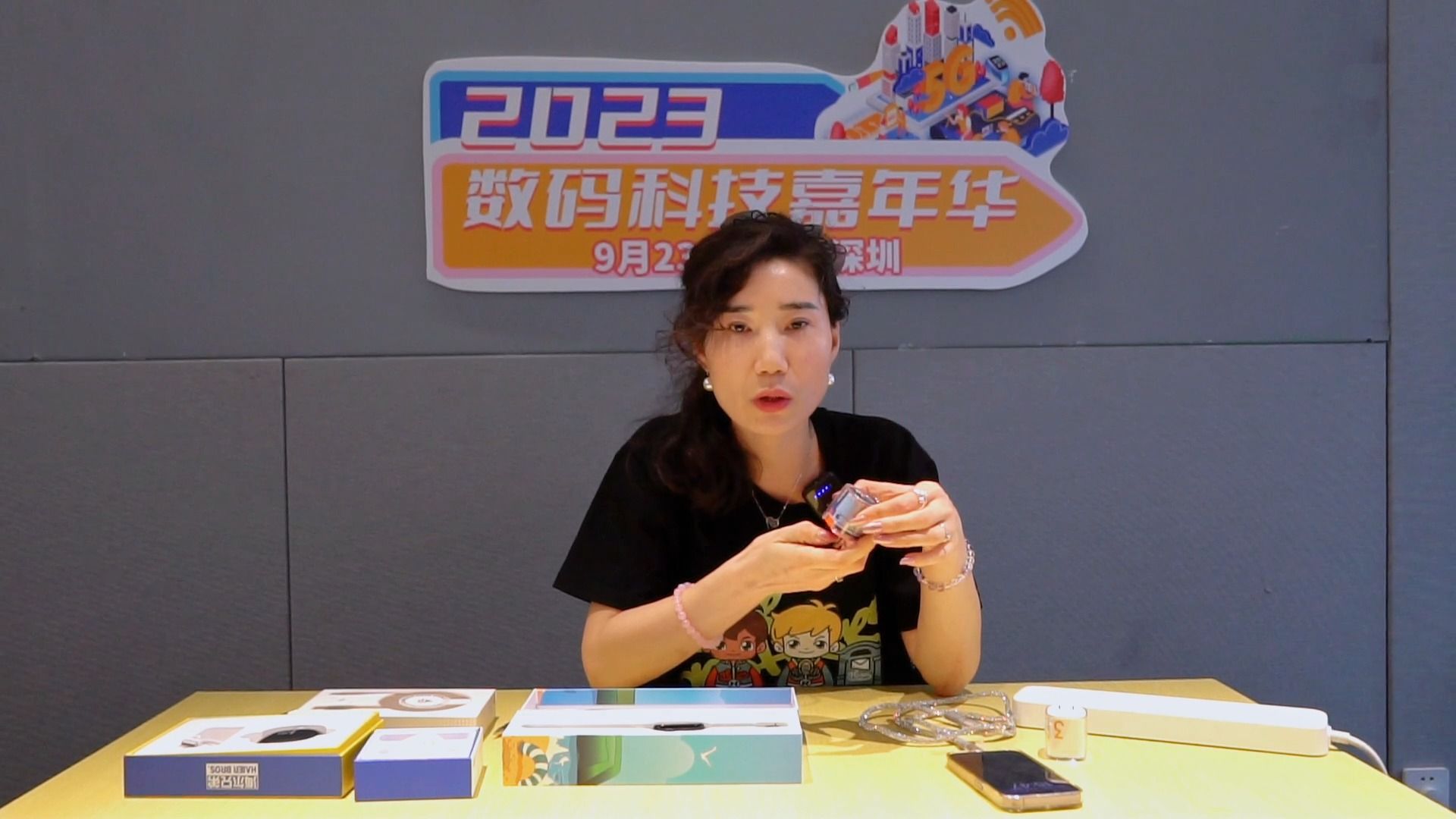 ...品牌推出3C数码类新品:氮化镓快充头、电话手表与蓝牙耳机齐亮相