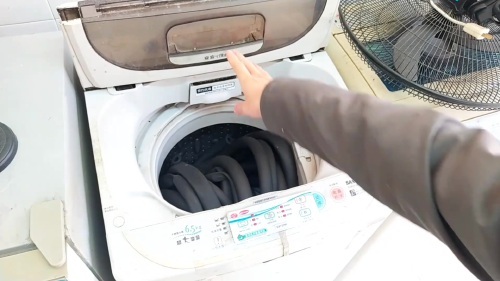 TCL波轮全自动洗衣机洗到一半就自动停机,这到底是什么原因