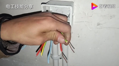 面对电线繁杂的插座线盒究竟该如何处理?电工师傅传授你稳妥接线技巧!