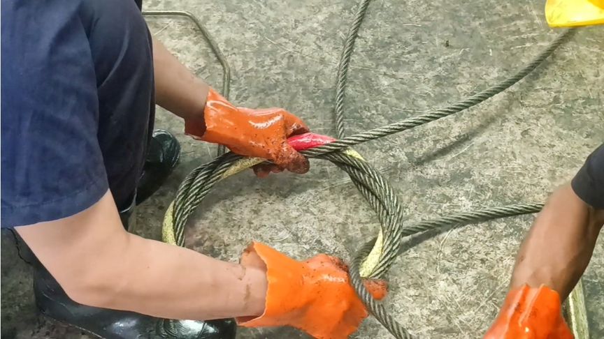 师傅们进行钢丝绳插编,这种插编方法你们见过吗,技术太牛了