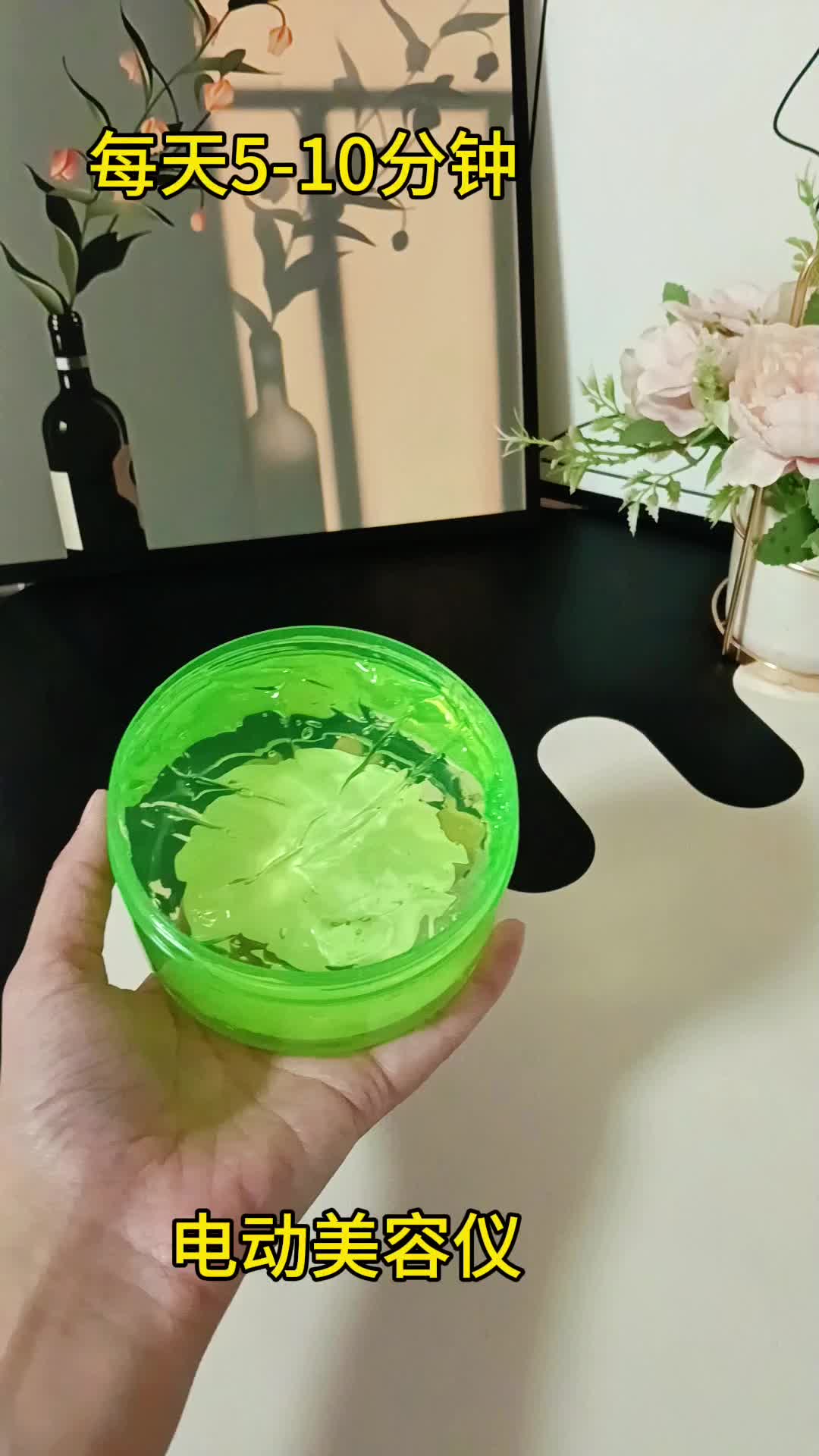 ...用这个美容仪导入一下,护肤品吸收更好,脸上皮肤紧致,轻松拥有小v脸...