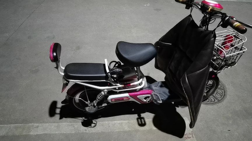 台铃这电动车咋回事,怎么自己跑?