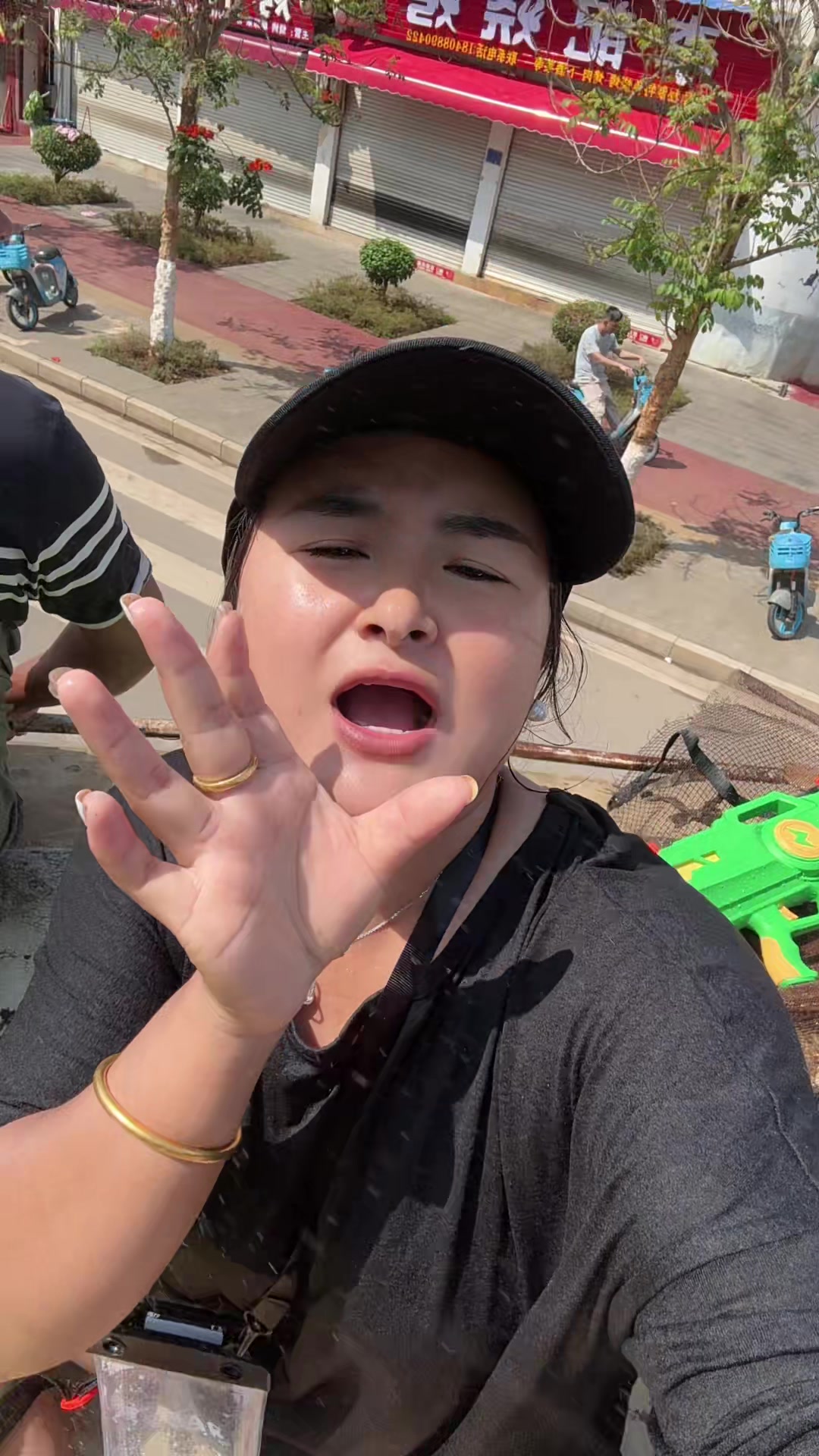 老公,今晚我就不回家了 我车没油了,加油站下班了,所以今晚我在外面睡...