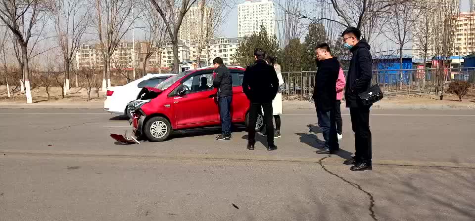 电动车与皮卡相撞[打脸]