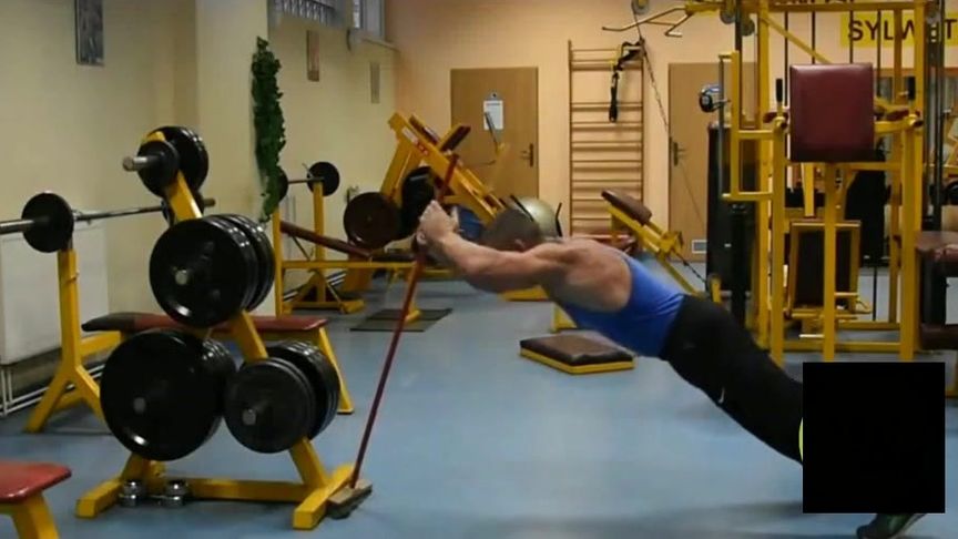 大爷这个健身房器材锻炼的让我有点看不懂