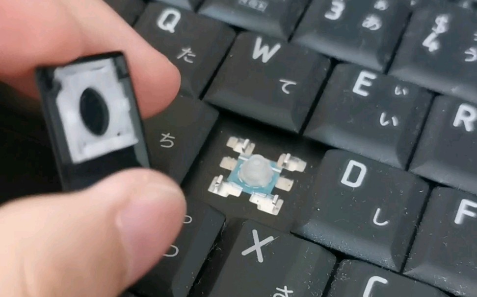 笔记本按键被我抠了下来,怎么装回去?