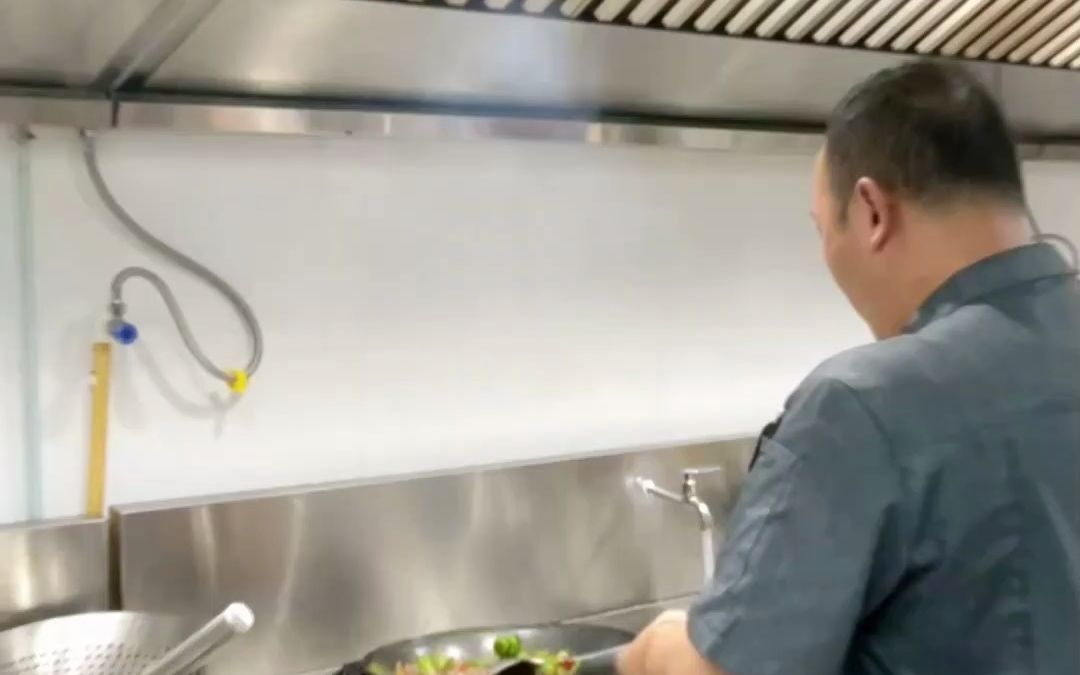 地下商场的海鲜餐饮店油烟处理方式!