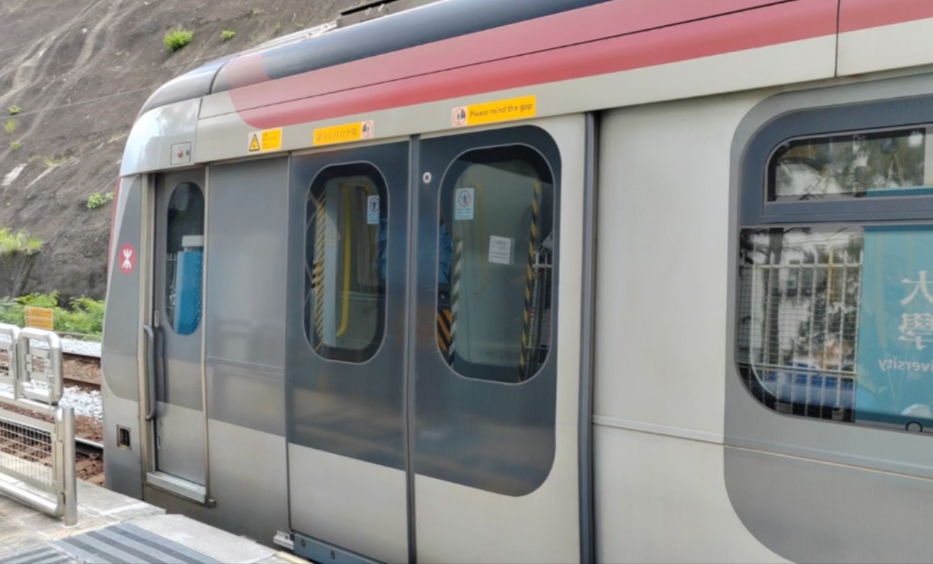 2024年7月1日,本班列车以金钟站为终点站,港铁东铁线R-Train型电客车...