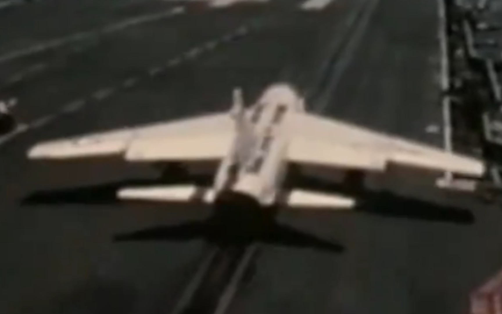 越南战争中,美军B-52轰炸机地毯式轰炸,所过之处寸草不生