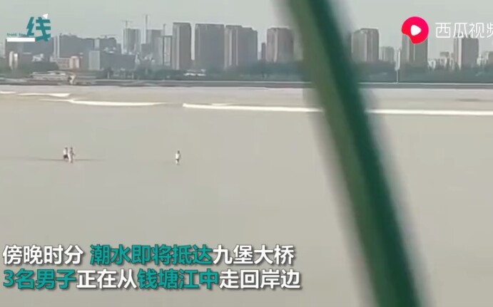 三人被钱塘江潮水冲走,围观市民奔溃大哭:该怎么办