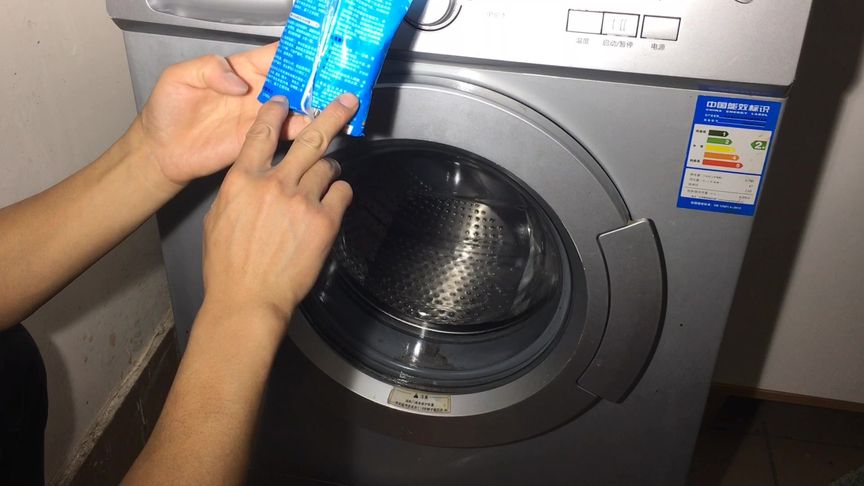 滚筒洗衣机怎么清洗?看水电工清的效果好不好
