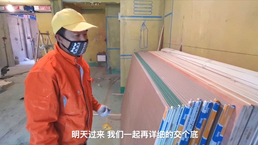 不同板材价格相差几十块,业主材料进场,装修小伙与木工一一核对