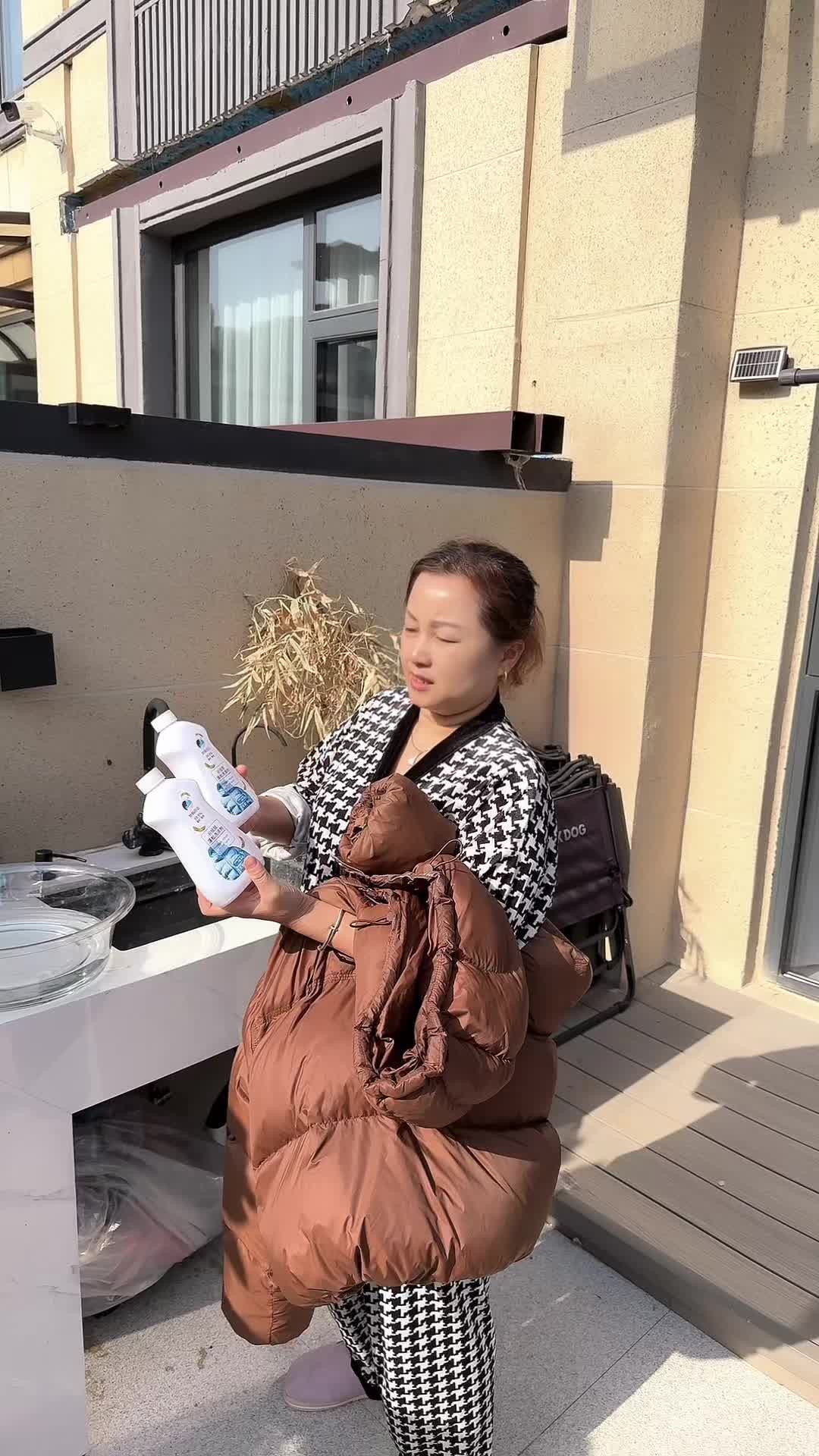 家里的羽绒服穿脏了,你就用这个羽绒服蓬松洗涤剂,洗出来又干净又...