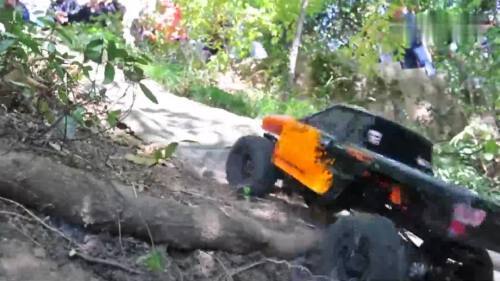 仿真模型车挑战近90度陡坡