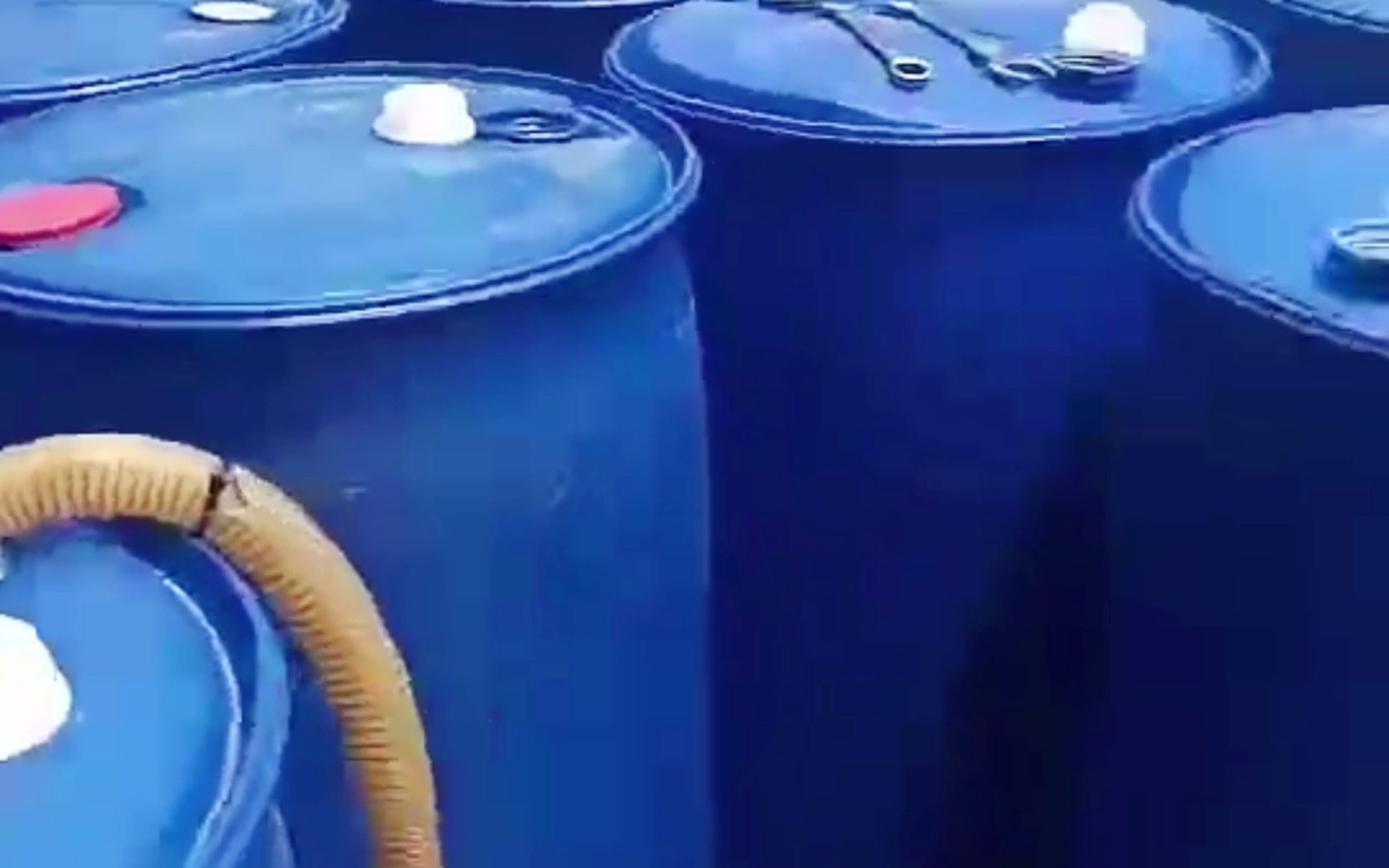 环保型泡沫灭火设备卸货现场-江苏强盾消防!