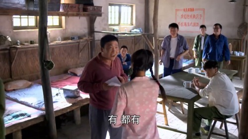 姑娘熬夜写检查,功劳全被心机女抢走,一个举动暴露人品