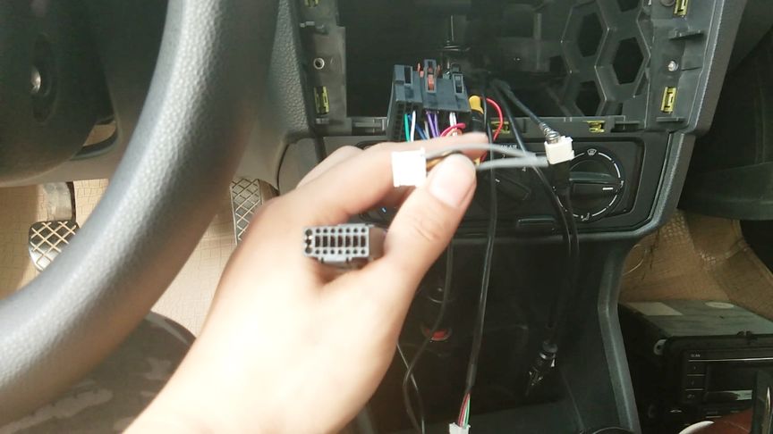 开了一年多的大众桑塔纳,来安装大屏导航,装好之后车主伸大拇指