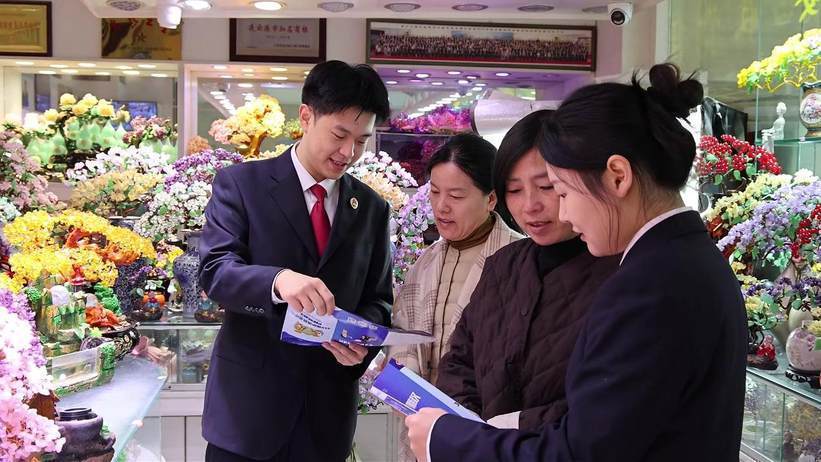 ...走进水晶、穿戴甲企业,开展普法宣传活动,护航企业发展(视频:相杰)