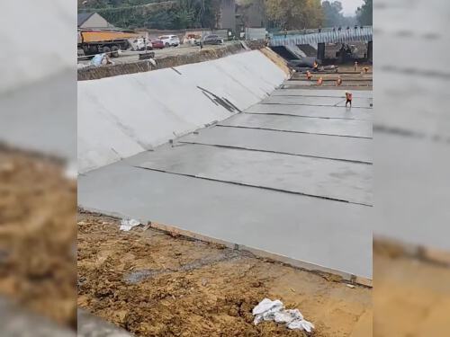成都一河道底部浇筑混凝土引热议,男子吐槽变成游泳池了!