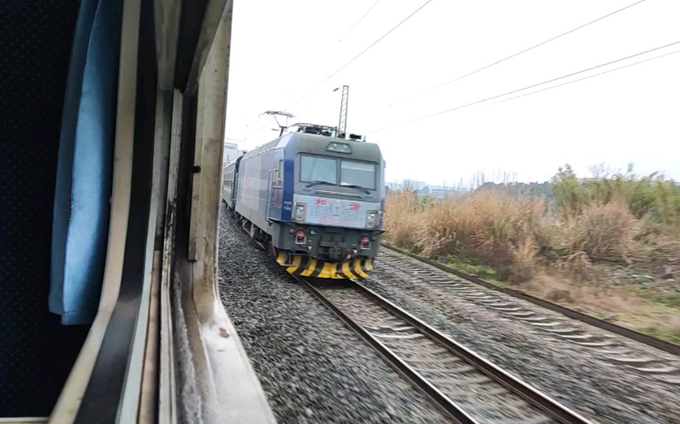 5612次列车在栏杆滩站交汇5611次。