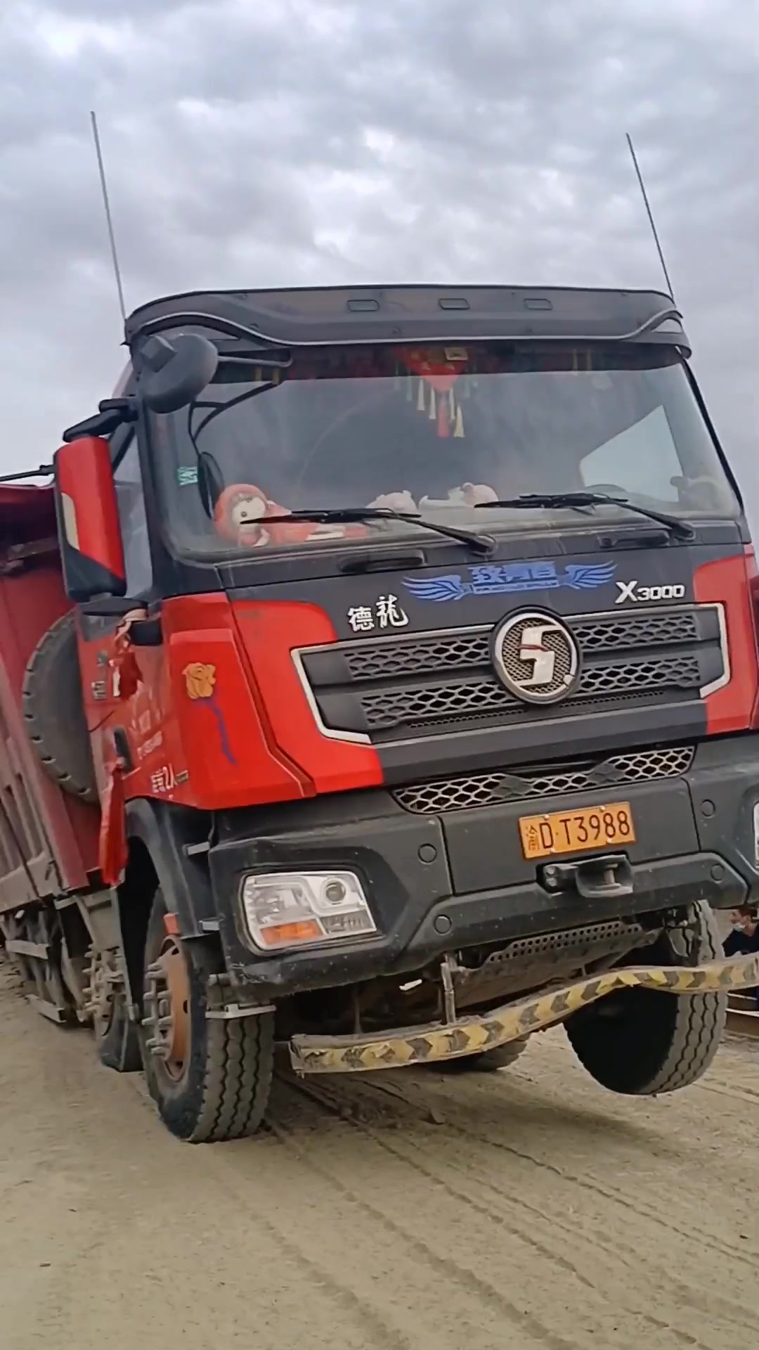 有些人,说没就没了。有些路,说塌就塌了。#渣土车女司机 #路面塌陷 #...