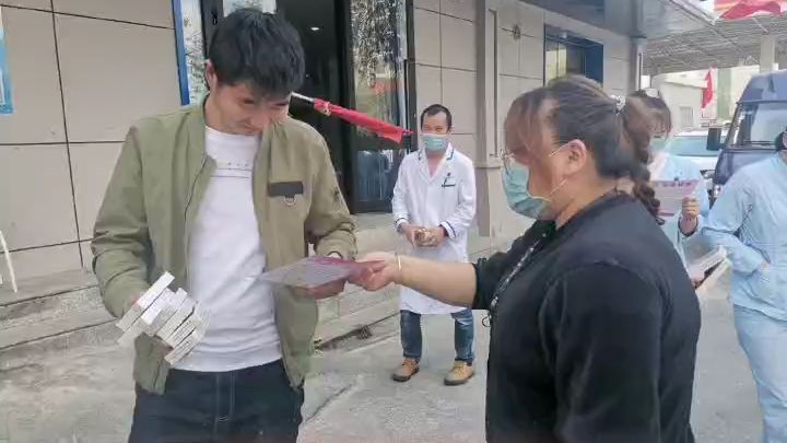 《十年如一日,为民服务从未改变系列》之社区工作人员为群众宣传