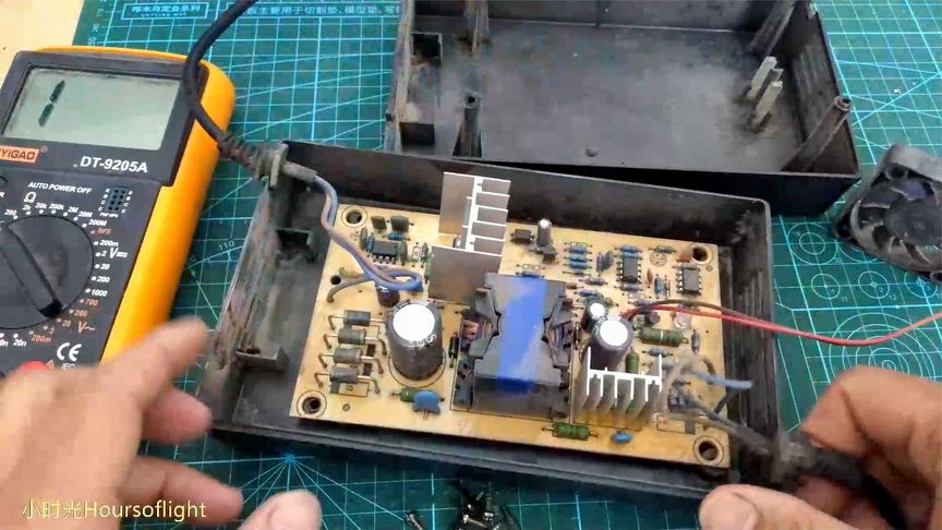 电动车充电器插上电灯不亮，拆开后测量一下，原来是这个东西坏了
