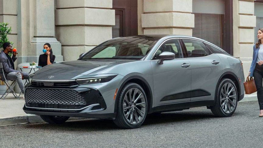 全新一代丰田皇冠全球首发,并提供四种不同车型