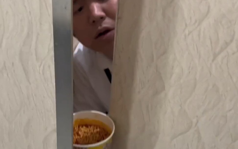 泡面加烤肠才能在厕所吃的香