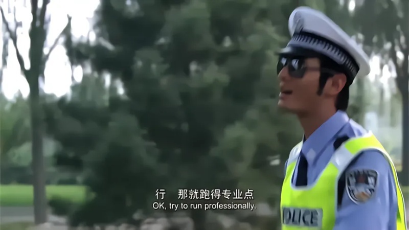 437. 呼叫转移:美女包被偷,下秒警察机智一招,直接抓获小偷