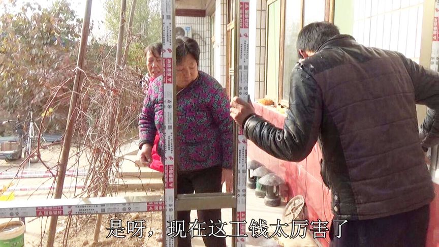 农村媳妇装铝合金门窗婆婆大娘来参观,妯娌俩说啥安装师傅笑哈哈