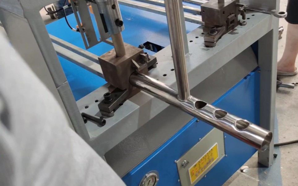 不锈钢圆管冲孔机 栏杆加工好助手!这样干活轻松多了