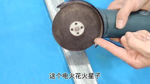 惊!角磨机电火花乱溅险伤人?老电工一招调方向,安全操作秒搞定!