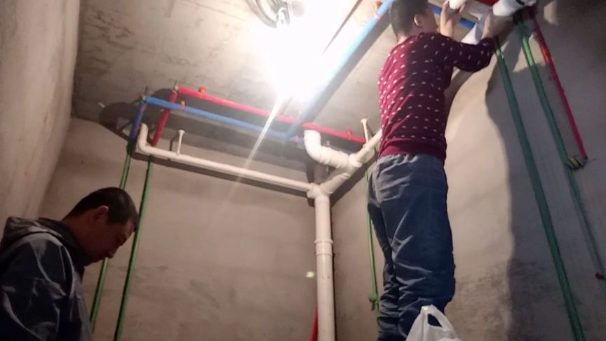 水电以做完,给下水管缠隔音棉的过程,简单好干一看易懂学以自用