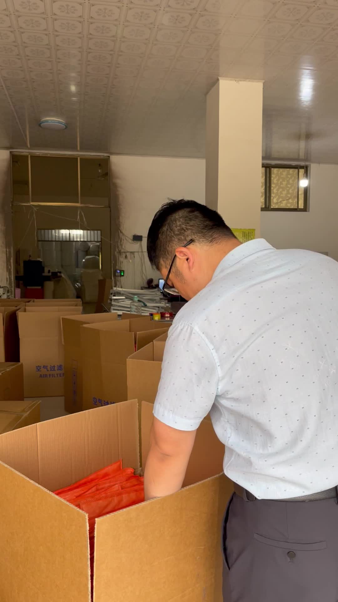 空调中效空气过滤器生产厂家,带大家看看工人工作日常;可根据需求...