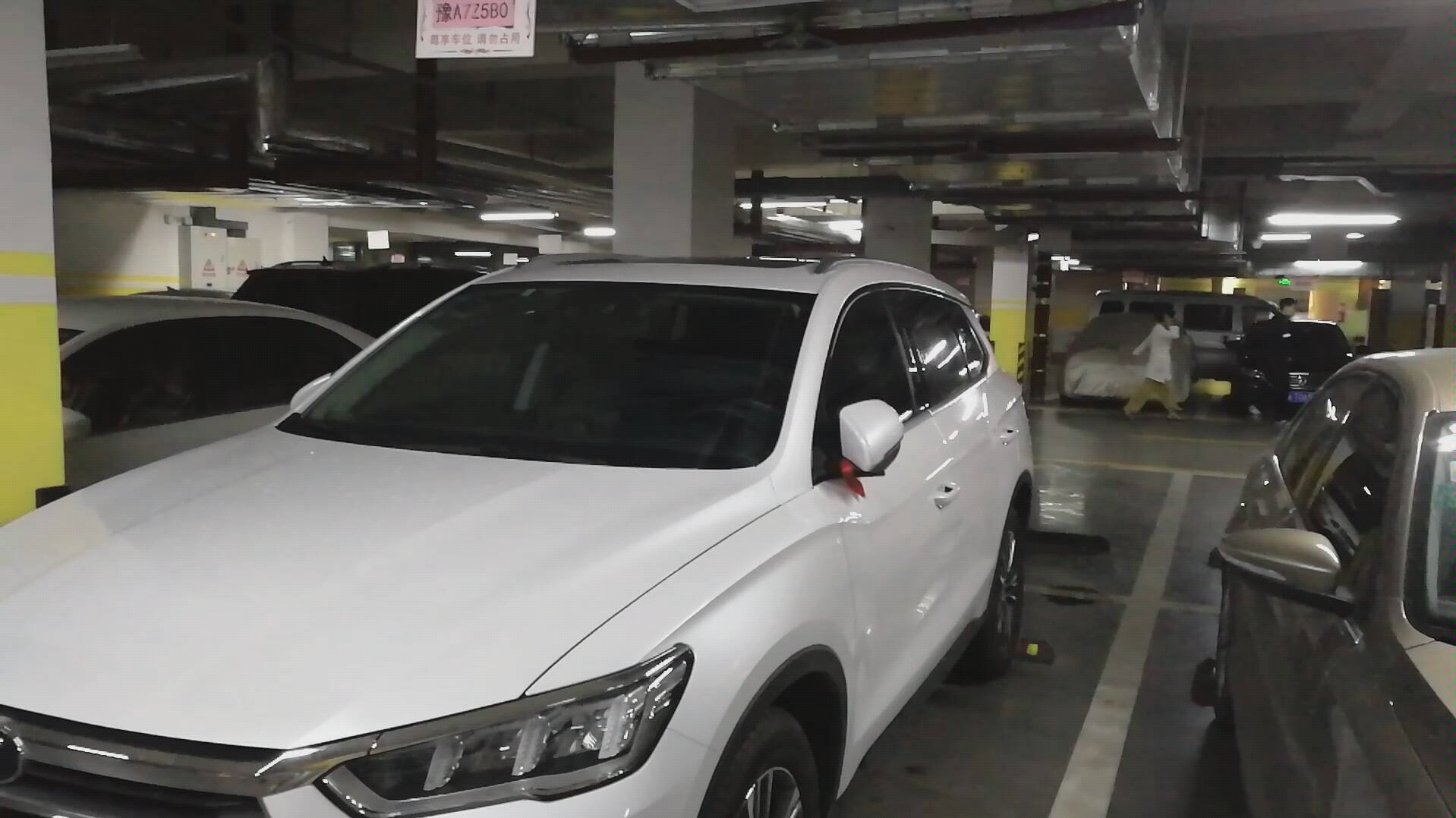 比亚迪宋pro燃油豪华版一键升/降窗和大灯高度调节