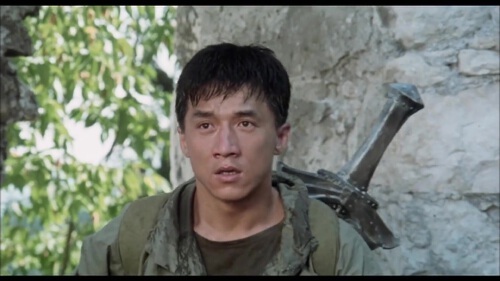 龙叔自己喝的是啤酒,给土著人的却是烟雾弹