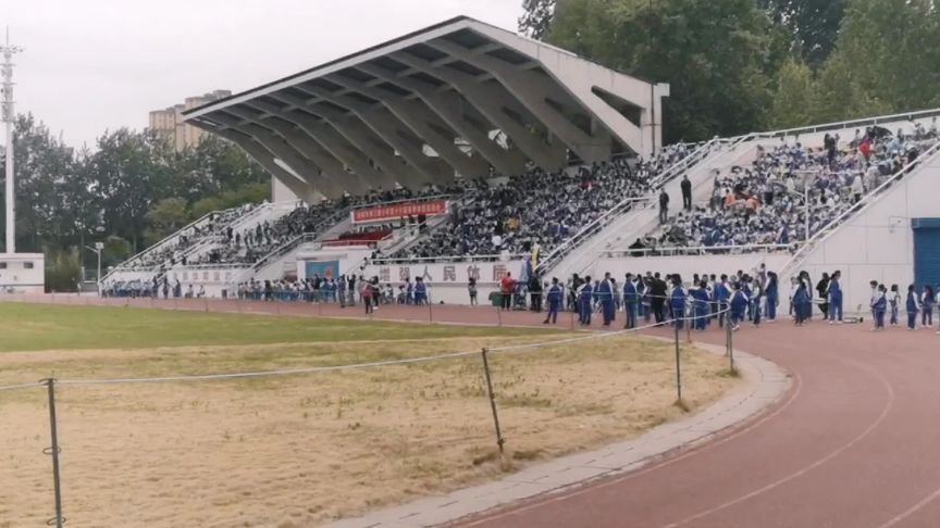 学校运动会开幕式,在一千九百多名师生的共同关注下成功完成表演