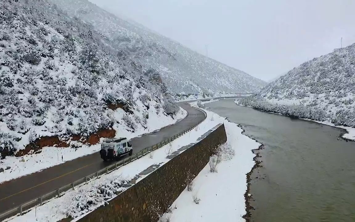 旅美速腾美国福特350SRW路航者四驱越野房车,西藏大雪路试看桃花