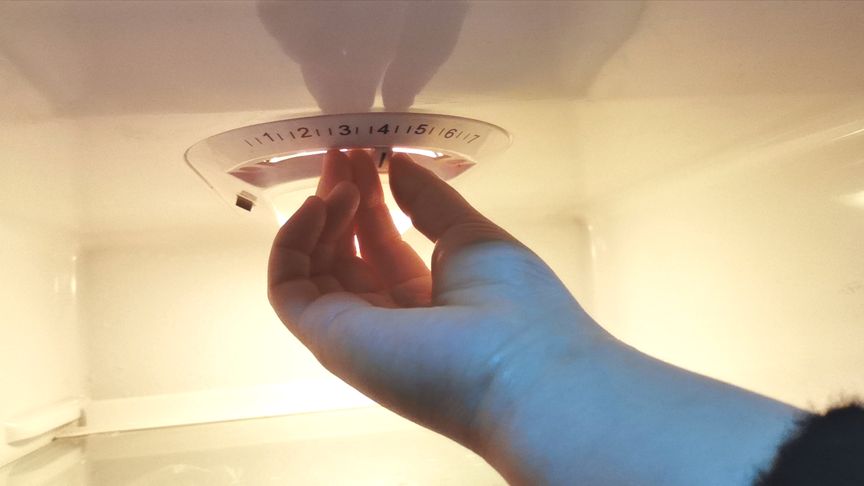 家里有冰箱的,一定要调节一下这个按钮,不然一年多花好几百电费