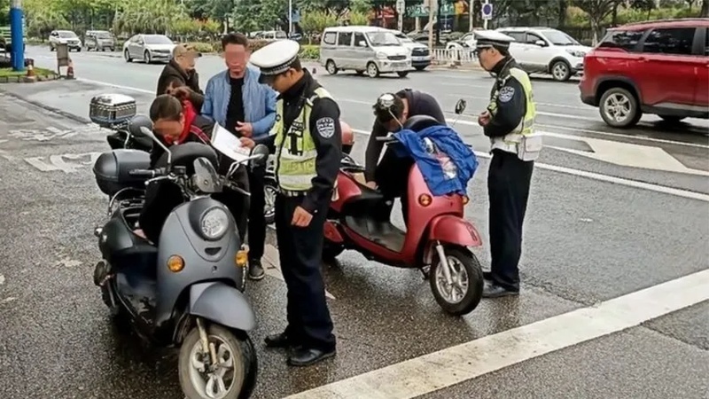电动车新国标设置惹众怒,专家反思后转变想法,车主:这才合理