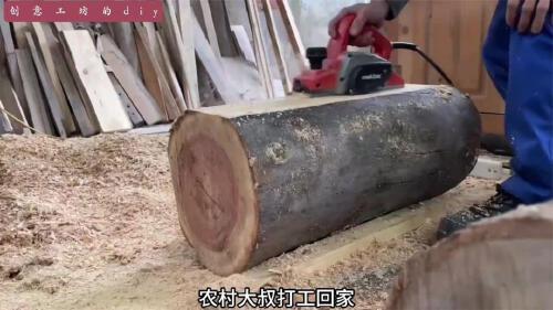 大叔利用一些木材,为儿子制作了一款精美的实木书桌