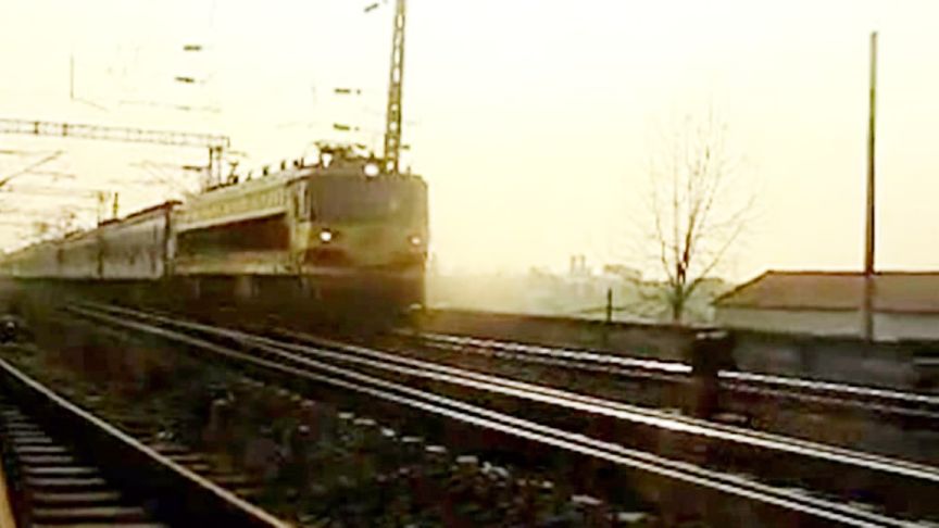 襄渝线上的特快列车 重庆至汉口T258次通过渠县站